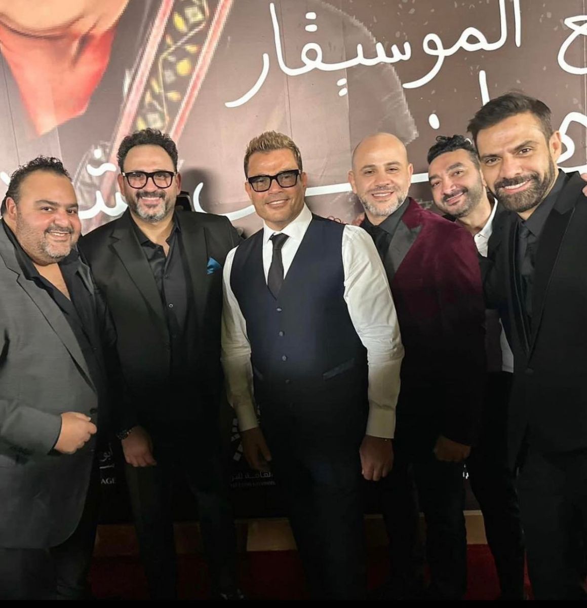 لازم نتمرن أكرم حسني يمازح متابعيه بصورة جمعته بعمرو دياب وشيكو