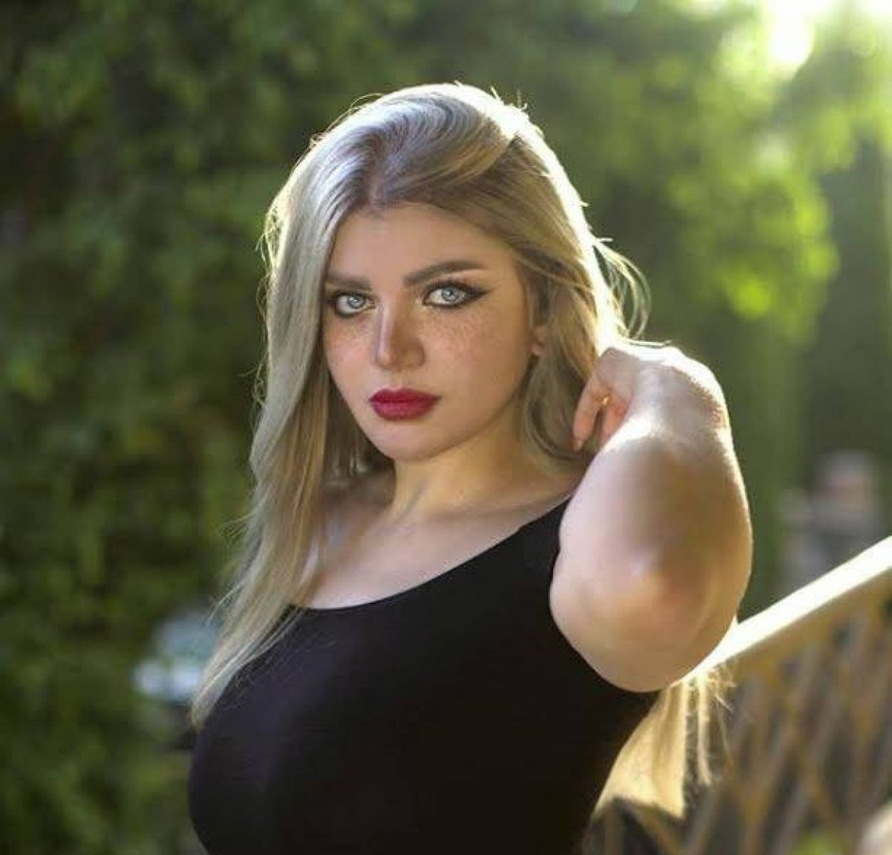 ياسمين الخطيب الراجل بتحلى في عينيه مرات صاحبه